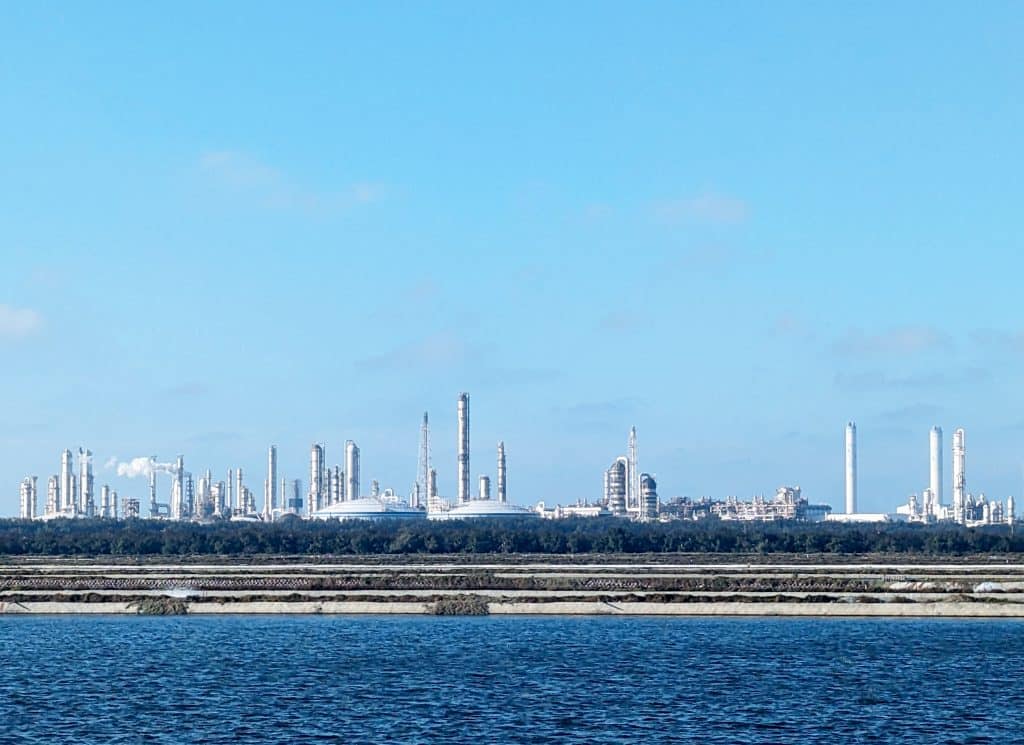 Au pied des usines pétrochimiques, le difficile combat contre la ...