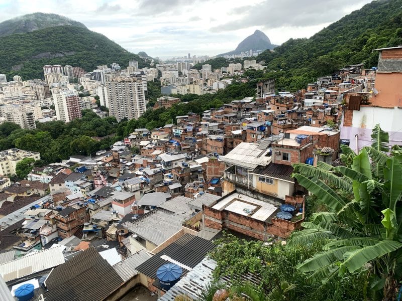 La violente « pacification » des favelas de Rio – Pivot
